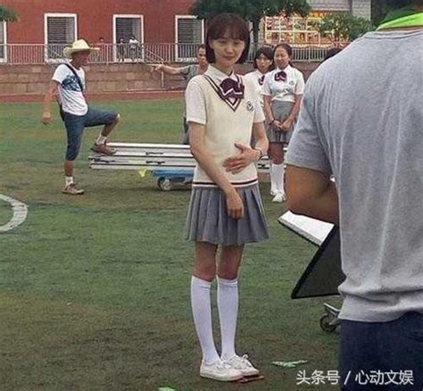 鄭爽、迪麗熱巴同演學生，一個像路人，一個像校花，差距很大！ 每日頭條