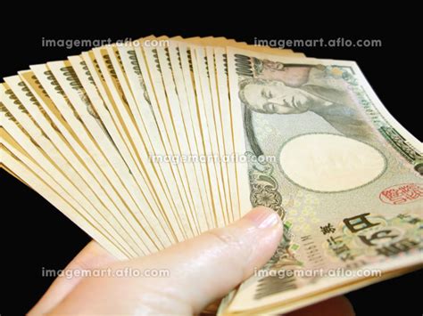 大金を持つ手の写真素材 207975878 イメージマート