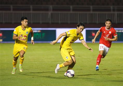 Hàng công HAGL nỗ lực trong ngày vắng Công Phượng