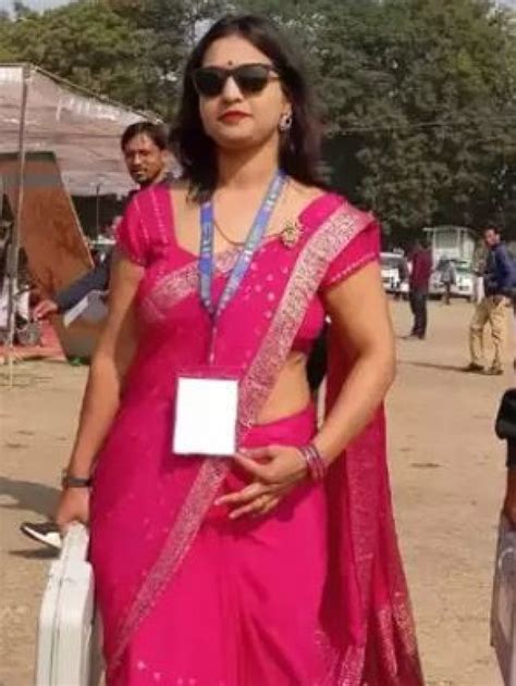 Mp Election 2023 काला चश्मा सुंदर सी घड़ी ग्लैमरस अंदाज में Evm लेकर