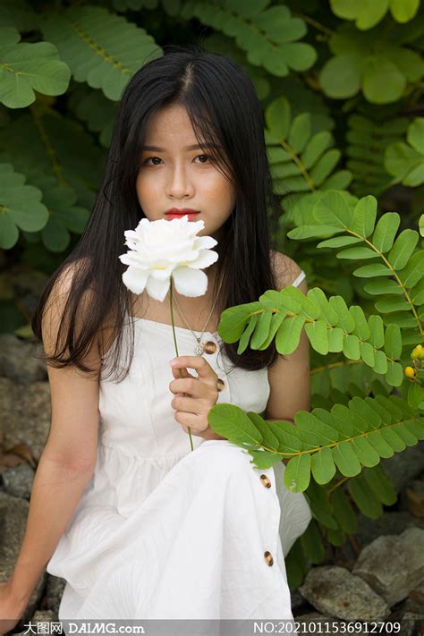 手拿着一朵白花的美女写真摄影原片大图网图片素材