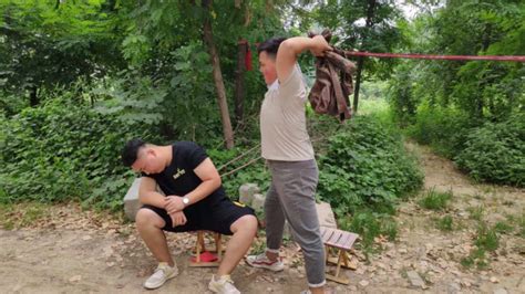 河南方言：小伙偷看寡妇上厕所被开除，男子帮忙出主意，结果尴尬凤凰网视频凤凰网