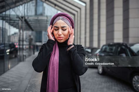 젊은 아라비아 인의 그림 밖에 서 그녀는 머리에 가까운 손을 잡고 하 고 눈을 감고 유지 합니다 모델은 두통 그녀는 겪고 있다