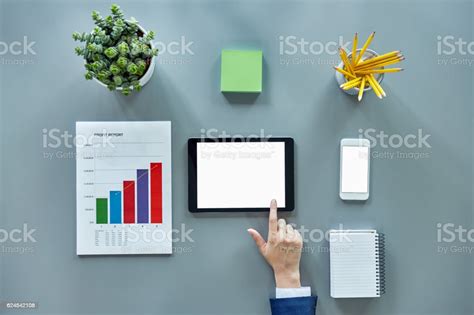 그래프와 사무실에 의해 디지털 태블릿을 만지는 사업가 손 계획에 대한 스톡 사진 및 기타 이미지 계획 그래프 기업 비즈니스 Istock