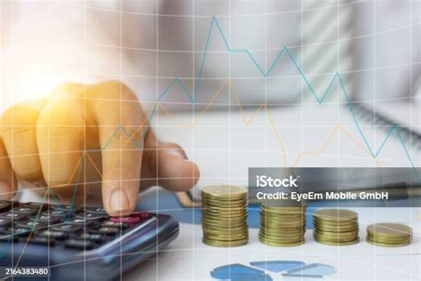 선 그래프와 함께 계산기를 사용하는 사업가의 디지털 합성 이미지 경제에 대한 스톡 사진 및 기타 이미지 경제 계산기
