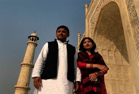 पहले दोस्ती फिर प्यार और शादी कुछ ऐसी ही अखिलेश यादव और डिंपल की लव