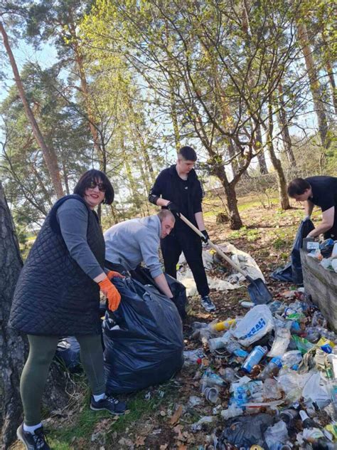 Волонтери Шостка Добро вивезли вантажну машину сміття з зони