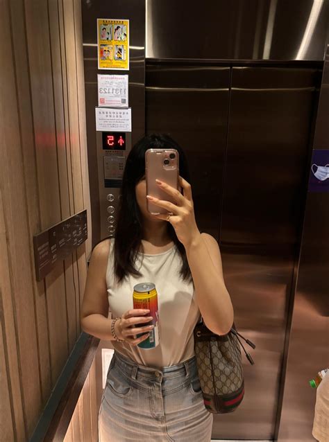 夏日萬年穿搭 上白下牛仔