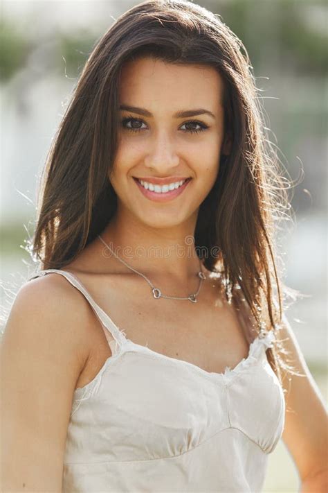 Mooie Jonge Vrouw Stock Foto Image Of Gelukkig Brunette