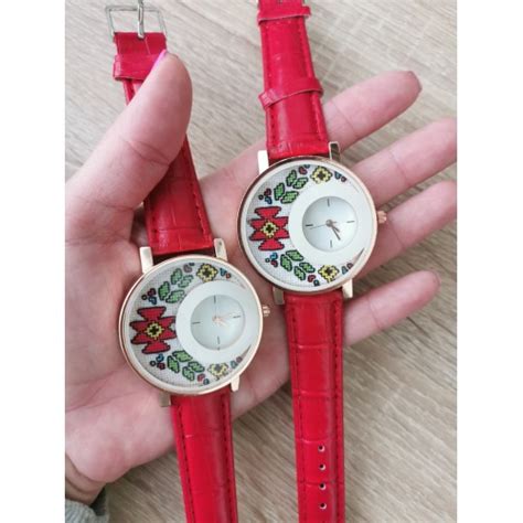Часовник с бродерия червена каишка