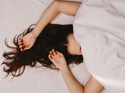 Benefits Of Sleeping Naked Experts Discuss Sleeping Naked For Better
