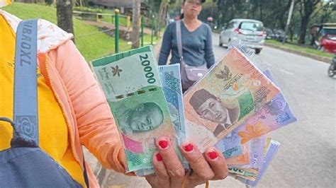 Kisah Emak Emak Rela Berutang Demi Meraup Cuan Dari Bisnis Jasa Tukar
