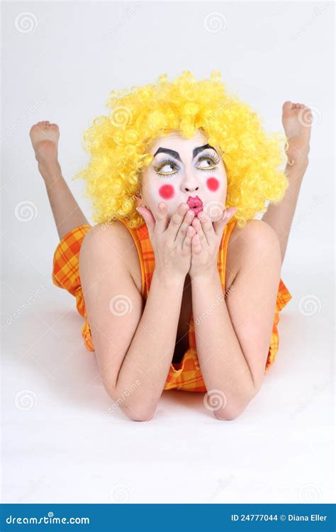 Payaso Divertido En Traje Y Maquillaje Foto De Archivo Imagen De