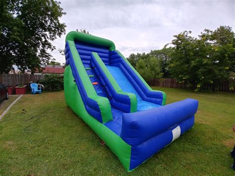 La glissade verte et bleue – Location de jeux gonflables Chroma Amusement