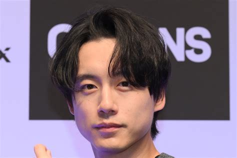 坂口健太郎が金髪×黒スーツ姿でミラノに降臨！鍛えた胸筋を披露し「直視できない」「存在自体がアート」の声 プラダのファッションショーに出席 1