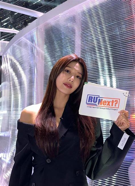 패션엔 소녀시대 수영 이젠 나도 Mc 한쪽 어깨 드러낸 원숄더 재킷룩