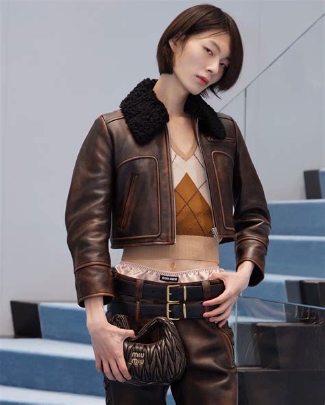 이슈 유머 남자 모델이 입은 미우미우 빤스룩