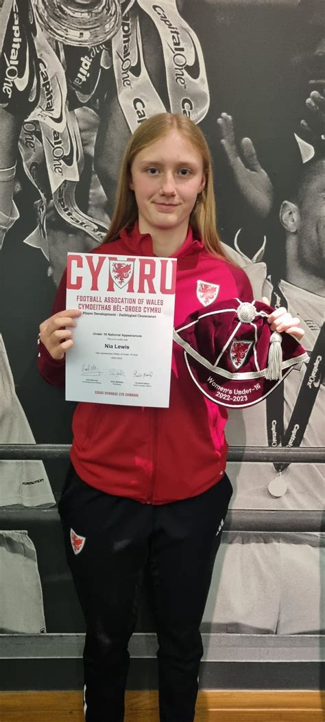 Nia Lewis Receives Welsh Cap