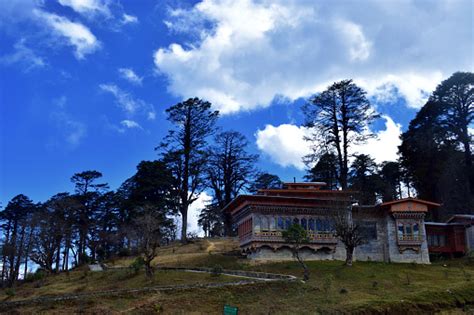 부탄 의 Dochula 패스에서 드루크 왕얄 코르텐스로 알려진 108 기념 코르텐 또는 Stupas 근처 수도원 0명에 대한