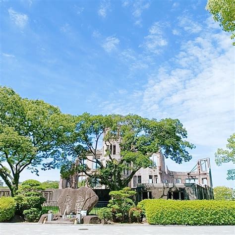 こちら広島は今日79回目の原爆の日平和祈念式典が行われています昔からテレビで式典を見て原爆投下の8 15に黙祷をしていますいろんな話