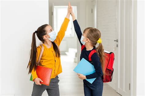 배낭보호 마스크를 쓴 두 명의 학생 친구 학교 컨셉에서의 하루 12 13세에 대한 스톡 사진 및 기타 이미지 12 13세
