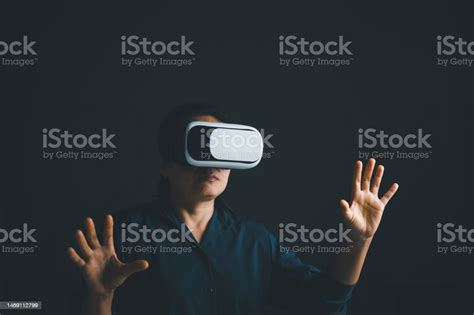 가상 현실의 안경을 쓴 여자 미래 기술 개념입니다 메타버스 기술 개념입니다 Vr 가상 현실 고글 미래 지향적 인 라이프 스타일 홈 오피스에서 가상 현실 헤드셋을 사용하는