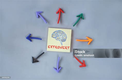 황색 스티커 노트와 회색 배경에 다채로운 화살표에 기록 된 외향적 인 뇌 감정에 대한 스톡 사진 및 기타 이미지 감정 결정 계획 Istock