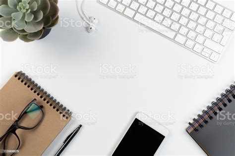 트렌디한 화이트 사무실 책상 키보드 흰색 이어폰 및 사무 용품의 상위 뷰 0명에 대한 스톡 사진 및 기타 이미지 0명 개념
