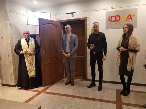 Biskup pomocniczy Waldemar Musioł z kolędą w redakcjach Radia Doxa i