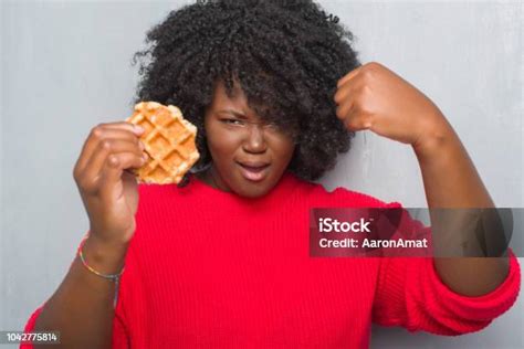 벨기에 먹고 회색 그런 지 벽에 젊은 아프리카계 미국인 여자 화가 좌절 분노 미친 제기 손으로 소리와 분노 개념 소리 와플 감정에 대한 스톡 사진 및 기타 이미지 Istock