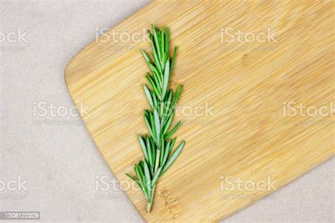 밝은 배경에 나무 보드에 밝은 신선한 녹색 로즈마리 가지 나뭇 가지와 잎의 상단보기 0명에 대한 스톡 사진 및 기타 이미지 0명 건강관리와 의술 건강한 생활방식