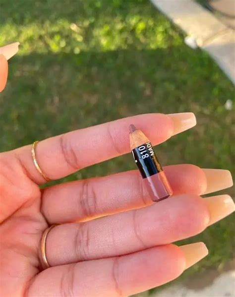 لما اجيب ليب لاينر واحب لونه