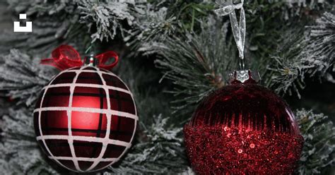 크리스마스 트리에 매달린 두 개의 빨간색과 흰색 장식품 사진 Unsplash의 무료 크리스마스 장식 이미지