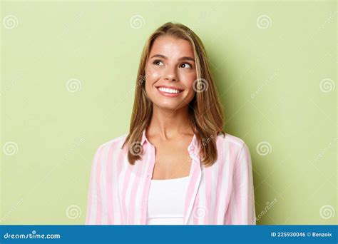 Armario De Una Bonita Chica Rubia Con Camisa Rosa Mirando El Logo De La Esquina Superior