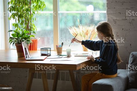 집에서 페인트와 연필로 그림을 그리는 소녀 노트북에 교사의 튜토리얼을보고 디지털화원격교육 가정 생활에 대한 스톡 사진 및 기타