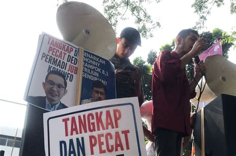 Aksi Massa Desak 3 Pejabat Kemenkominfo Dipecat