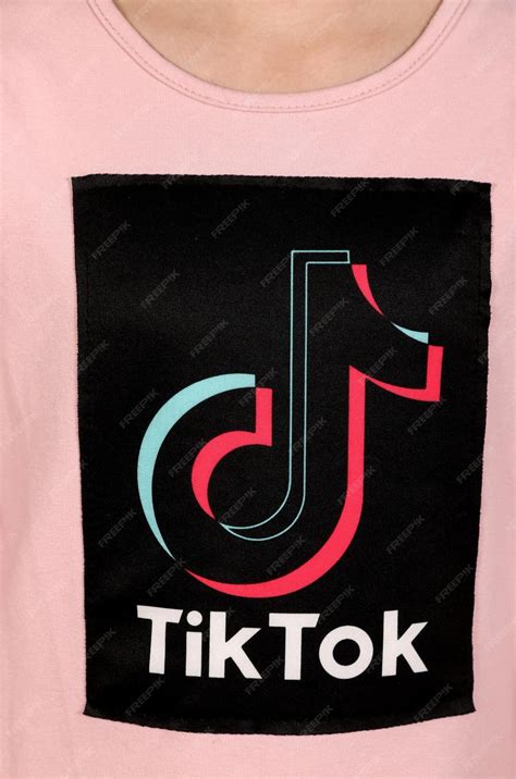 Tik Tok Symbol Social Media Logo Auf Rosa Mädchen T Shirt Tik Tok Logo