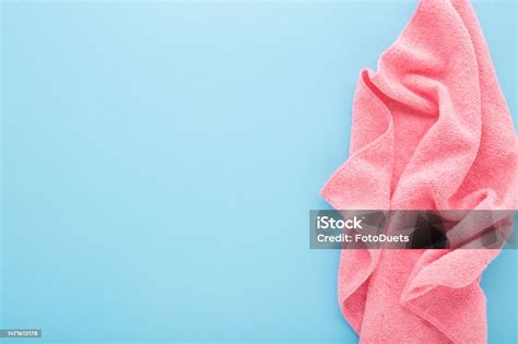 밝은 파란색 테이블 배경을 닦는 다양한 표면을 위한 분홍색 주름진 마른 극세사 걸레 파스텔 색상 근접 촬영 텍스트를위한 빈 장소 하향식 보기 0명에 대한 스톡 사진 및 기타