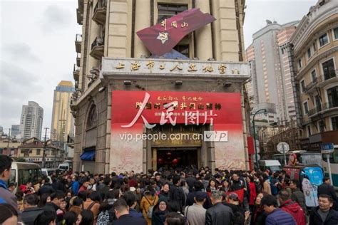 上海：众多市民参观“跨越时空的井冈山精神”主题展 人民图片网
