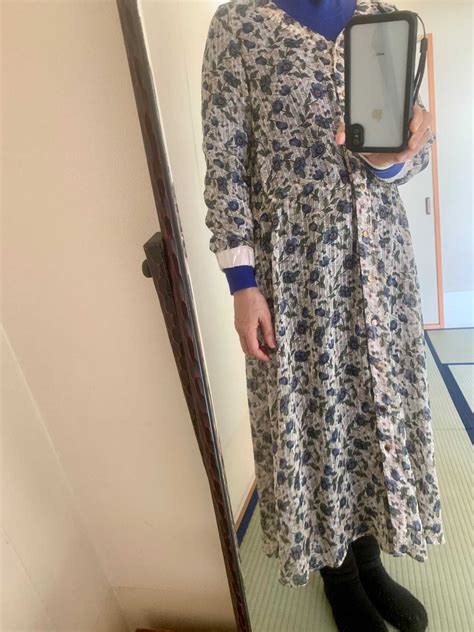 青タートル、ベージュ・青・緑のワンピース、黒パンツ、黒靴下、紺ブーツ、臙脂のライトダウン。青のカーディガンも。 Music Land －私