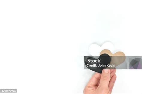 여러 가지 빛깔의 마음을 들고 손 모든 삶은 중요하고 인종 평등 흑인의 삶은 개념이 중요합니다 갈색에 대한 스톡 사진 및 기타 이미지 Istock