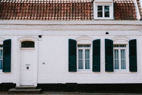 Tips Voor Het Onderhouden En Schoonmaken Van Houten Luiken De Klok