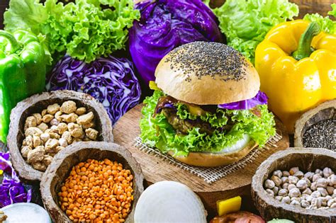 야채와 단백질로 만든 구운 채식 햄버거 건강하고 채식주의 자 생활 개념 다채로운 음식 고추 붉은 양배추 토마토 양파 병아리콩 콩 양상추 Lye 0명에 대한 스톡 사진 및