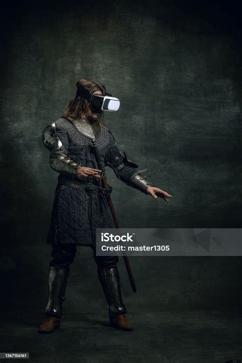 남자의 초상화 중세 전사 어두운 빈티지 배경에 고립 된 Vr 헤드셋에 더러운 상처 얼굴기사 시대 역사의 비교 35 39세에 대한