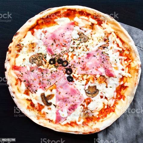 Copyspace와 검은 구체적인 배경에 맛 있는 원시 이탈리아 피자 한 베이컨 치즈 신선한 재료와 피자 구도에 대한 스톡 사진