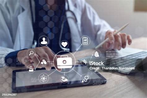 의료 네트워크 기술 개념 디지털 노트북을 사용하는 의사 병원에서 의료 아이콘이 있는 환자를 위한 디지털 지원으로 건강 확인 가상현실에 대한 스톡 사진 및 기타 이미지