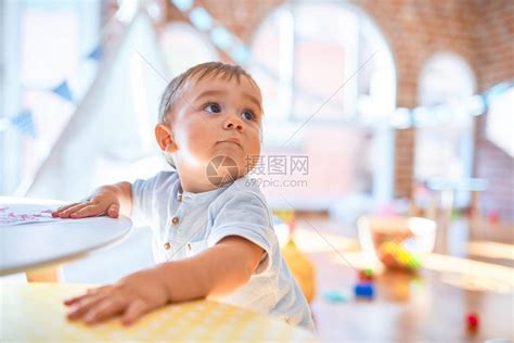 可爱的蹒跚学步的孩子站在幼儿园的很多玩具旁边高清图片下载 正版图片504017521 摄图网