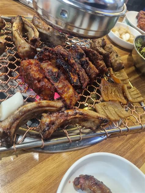 오늘은 고딩 동창들 망년회야 의정부 동오마을 인생극장쪽갈비야 양념은 조금 맵고 그냥은 달짝지근해서 맛있엉 나는 술 끊은지