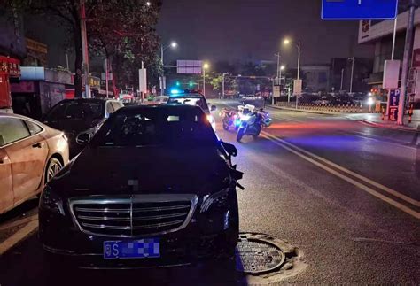 男子酒后驾车与电动自行车相撞致2人死亡