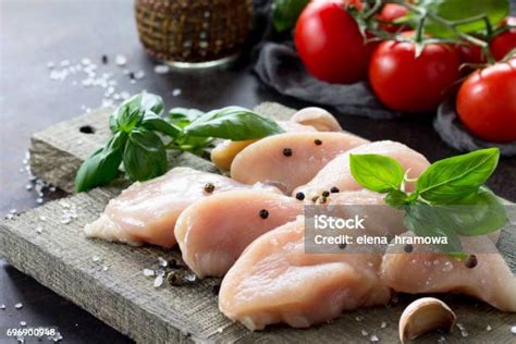 요리재료 마와 마늘 토마토 바 질 향신료 올리브 오일에 신선한 닭고기 음식 배경입니다 0명에 대한 스톡 사진 및 기타 이미지